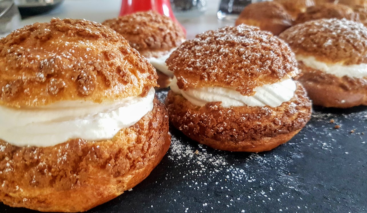 Choux avec craquelin fourré à la chantilly mascarpone, brunoise fruits ...