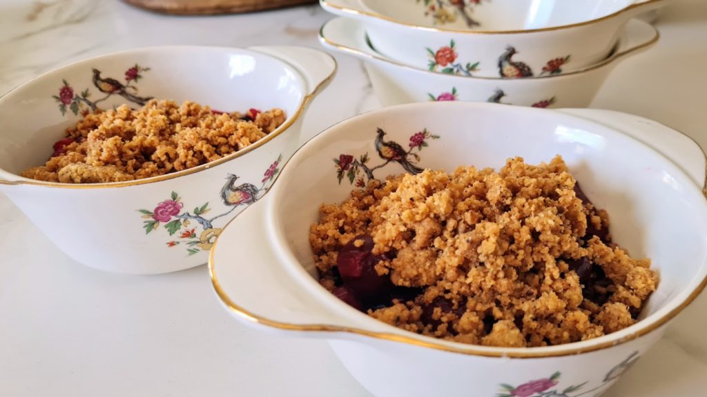 Crumble aux noisettes et sa salade de fruits congelés - Ça a Leyre bon