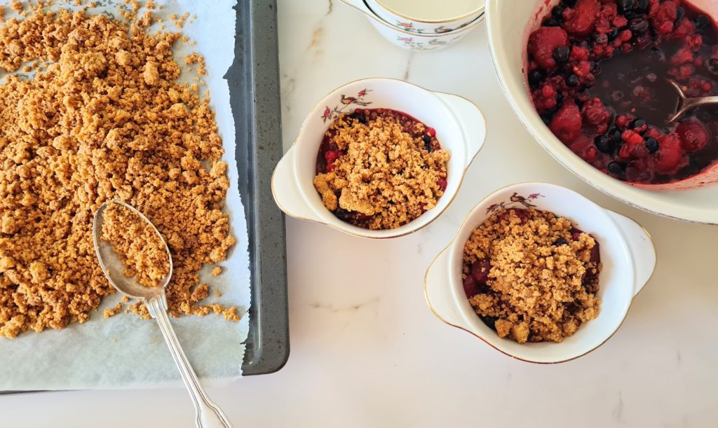 Crumble aux noisettes et sa salade de fruits congelés - Ça a Leyre bon