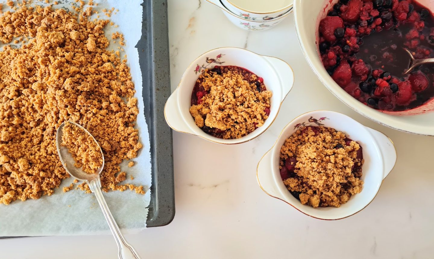 Crumble aux noisettes et sa salade de fruits congelés - Ça a Leyre bon